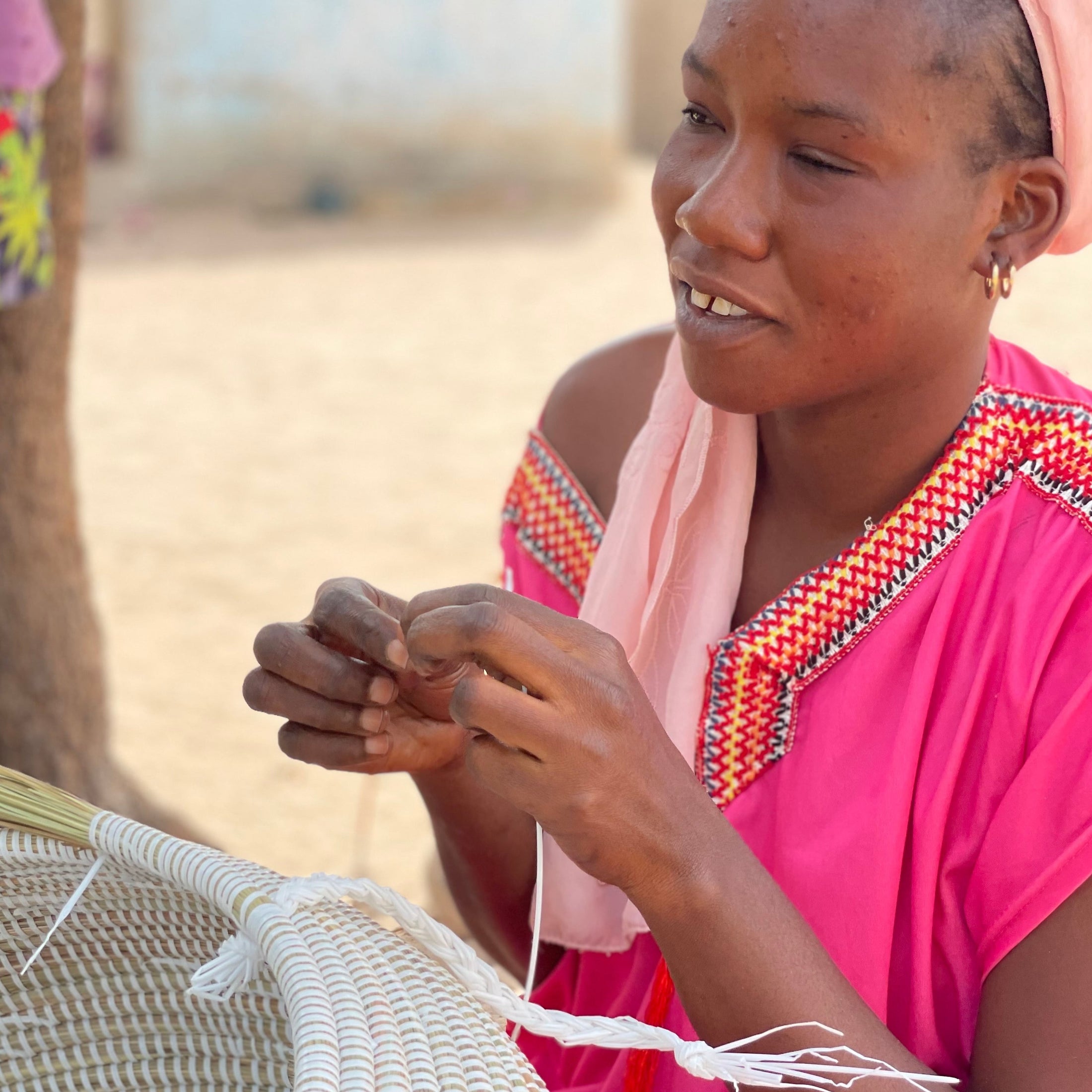 Hvid vasketøjskurv, håndflettet med Senegal-låg. Fair Trade – Molly's Heart